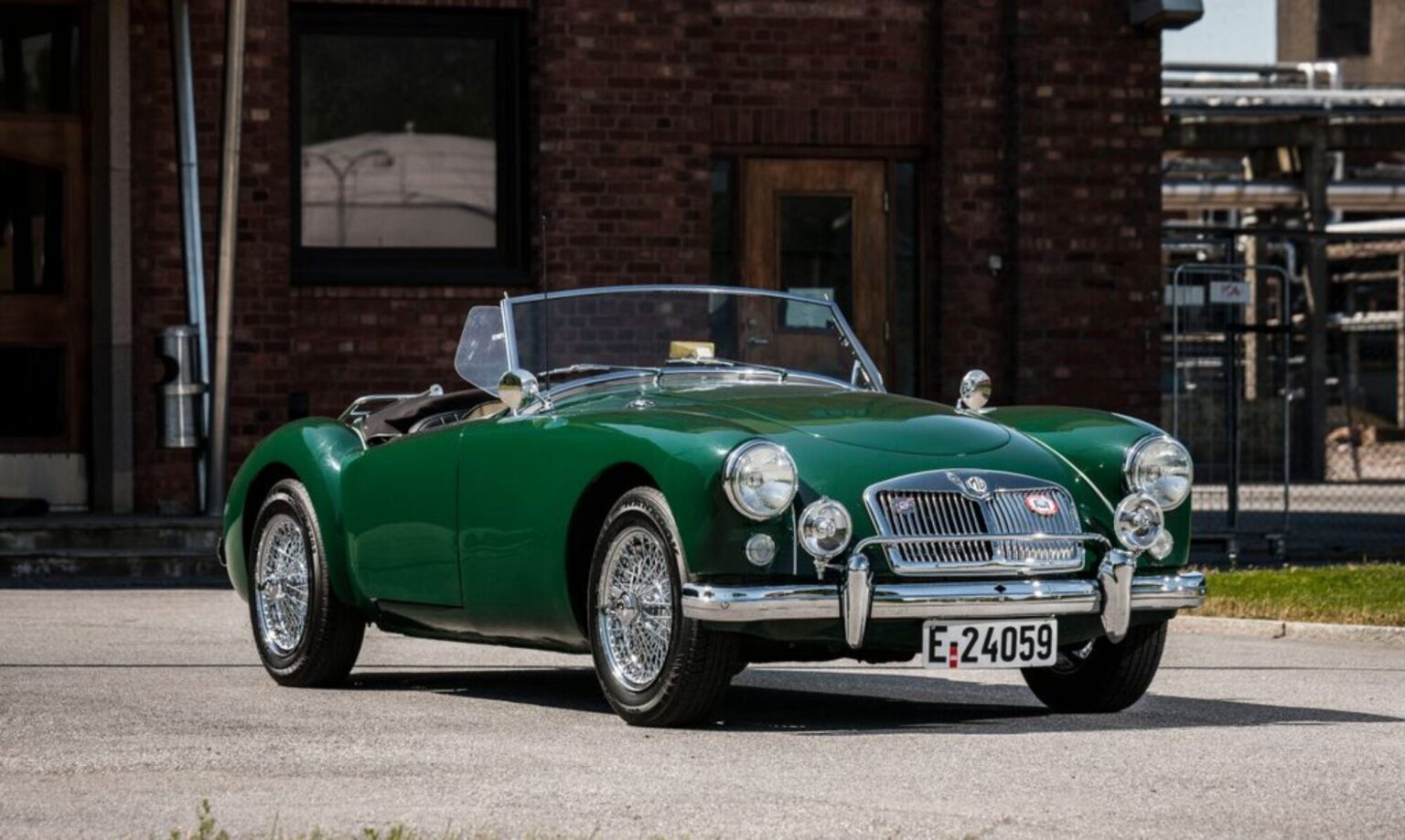 ESCUTCHEON TR2-3A DOOR – Classic Auto AS